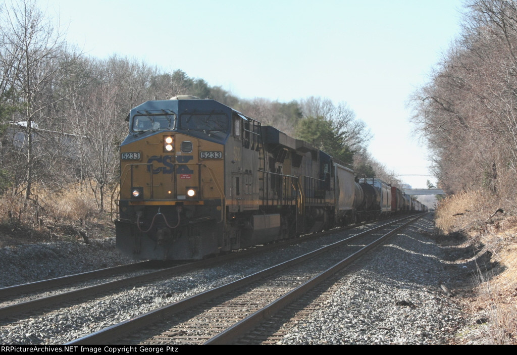 CSX 5233 and train Q370